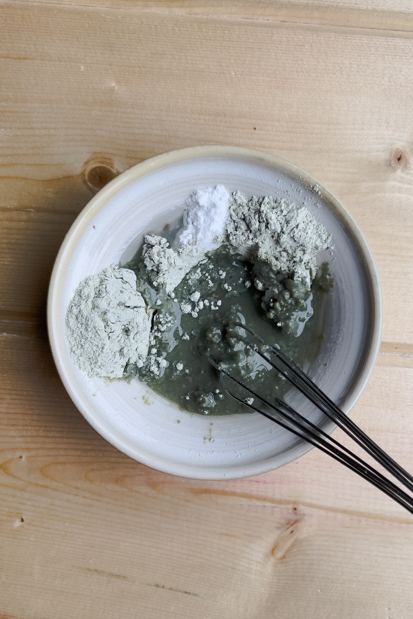 Natural Antibacterial Toothpaste With Bentonite Clay – Quick and Simple ...